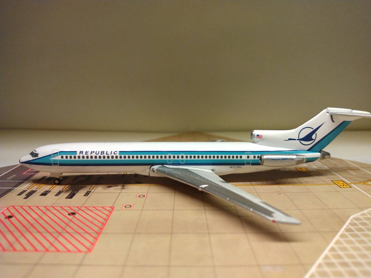 GeminiJets 1:400 Republic Airlines Boeing 727-200 GJREP162 | MADb