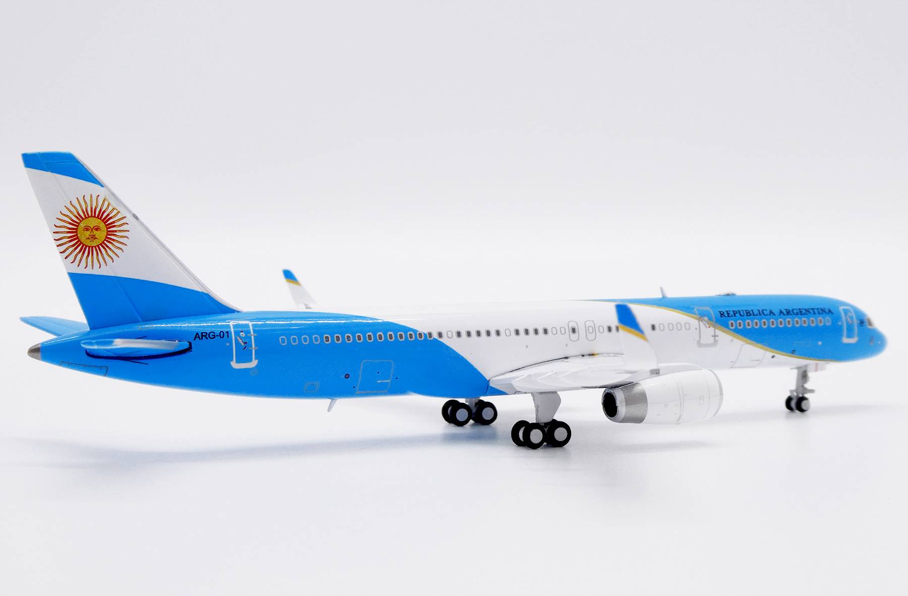 JC Wings 1:400 Argentine Air Force Boeing 757-200 w/ Winglets LH4357 | MADb